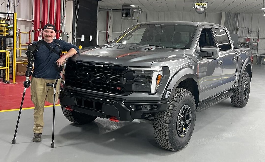 Blue Oval Gets Veteran Into Ford F-150 Raptor R After Crash Blue Oval Gets Veteran Into Ford F-150 Raptor R After Crash